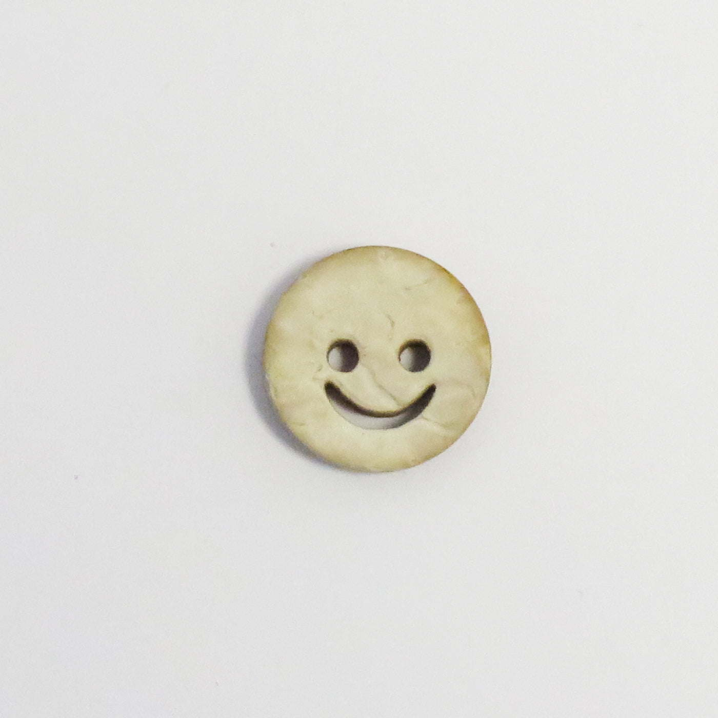 Knap 12mm Kokos Smiley – Meregarn.dk